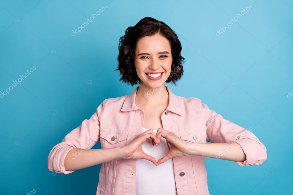 Foto de hermosa señora divertida alegre pelo corto negro abrazos ...