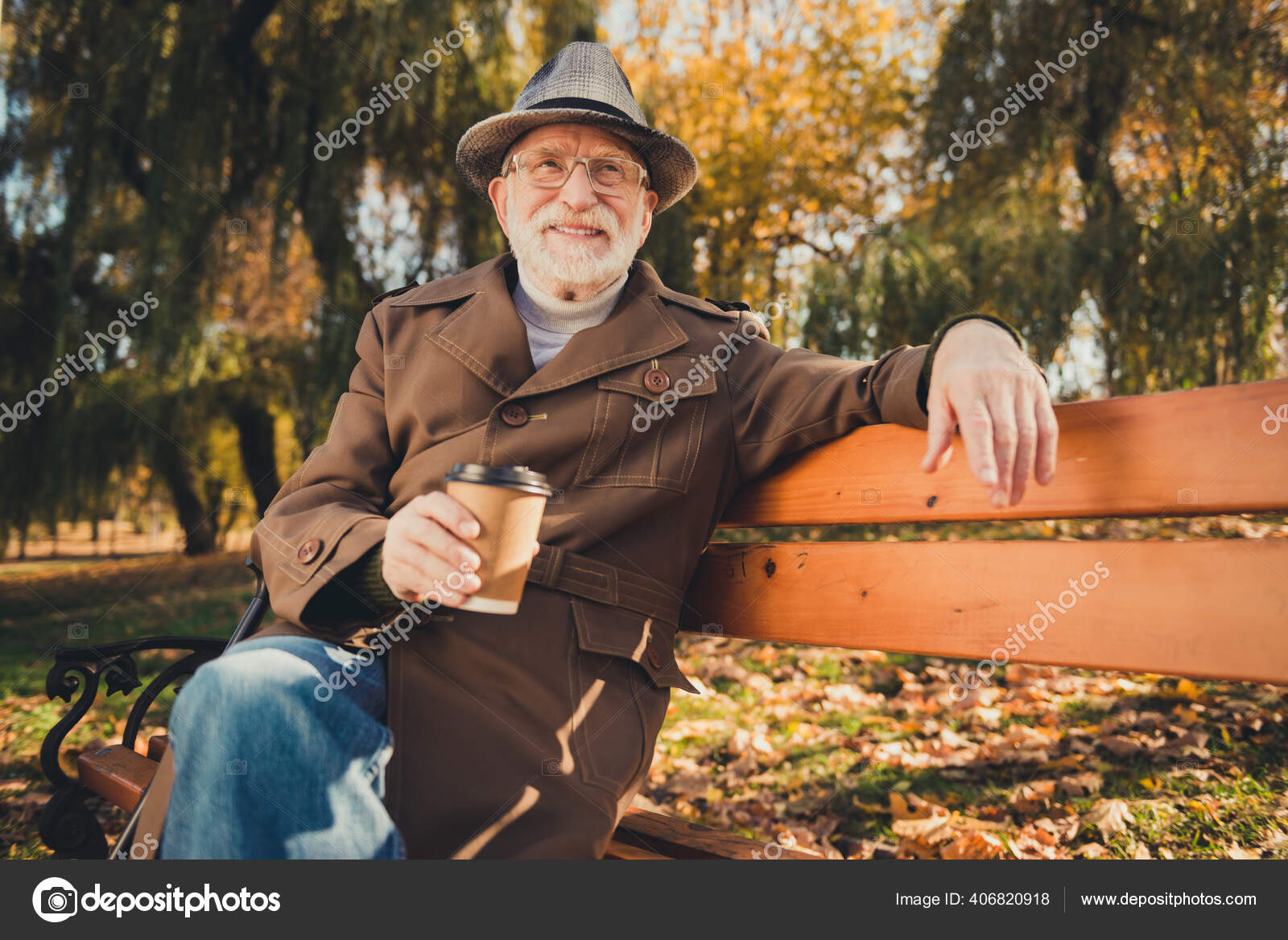 Photo Positive Grey Hair Old Man Enjoy October City Center Park Yellow Colorful Sunshine Dream