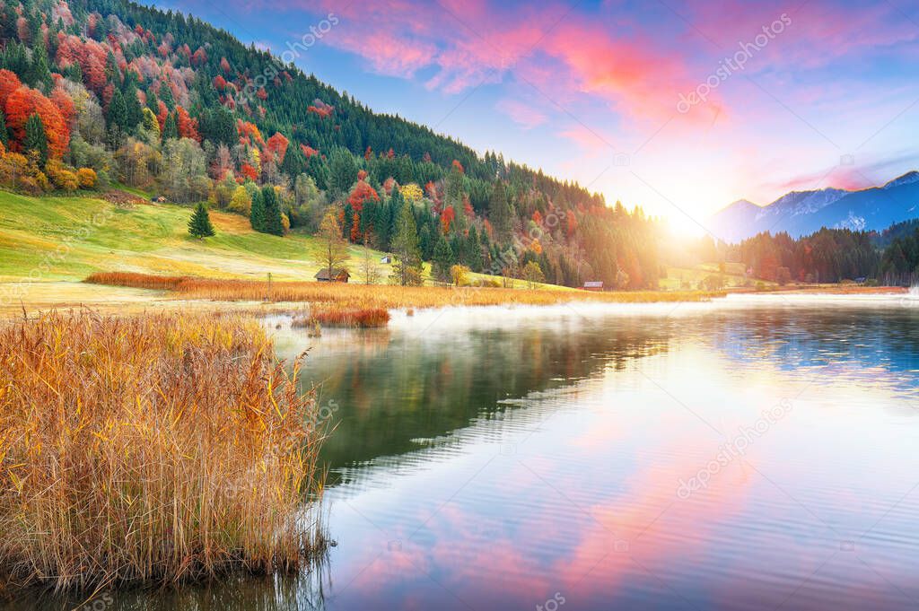 Maravillosa vista del lago Wagenbruchsee (Geroldsee) con cordillera ...