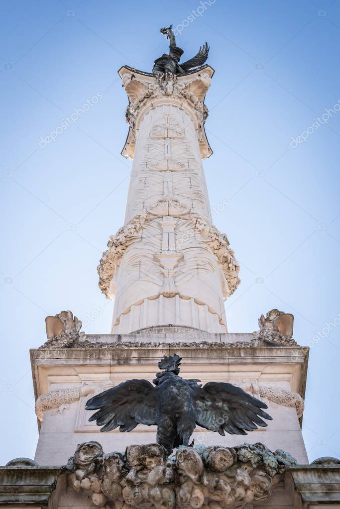 Estatua con el águila de la columna de la Place des Quinconces 2023