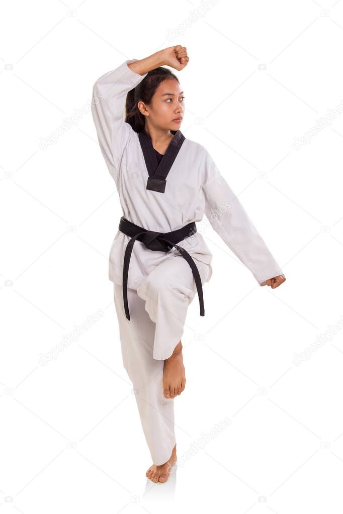Hembra tae-kwon-do atleta haciendo una pose de longitud completa 2024
