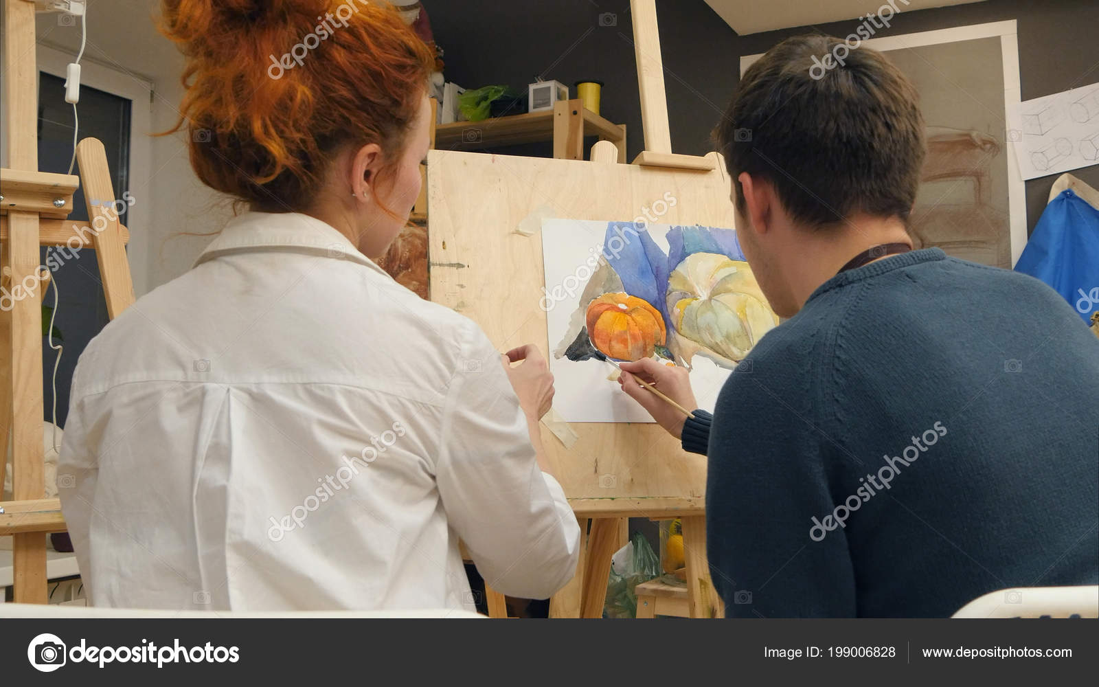 Profesora de arte que explica a la estudiante cómo aplicar acuarelas ...