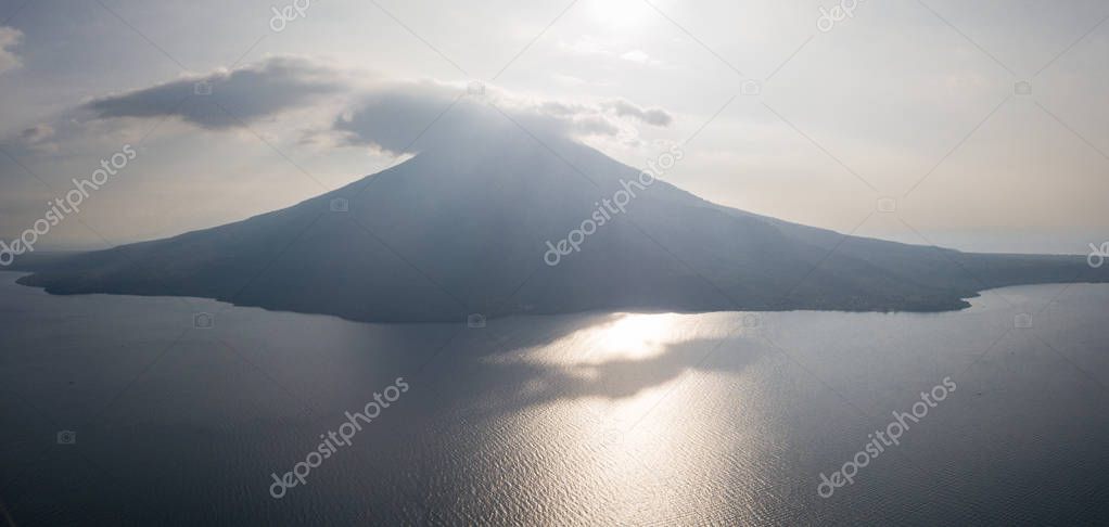 El espectacular volcán de Ile Ape se levanta en la isla de Lembata en ...