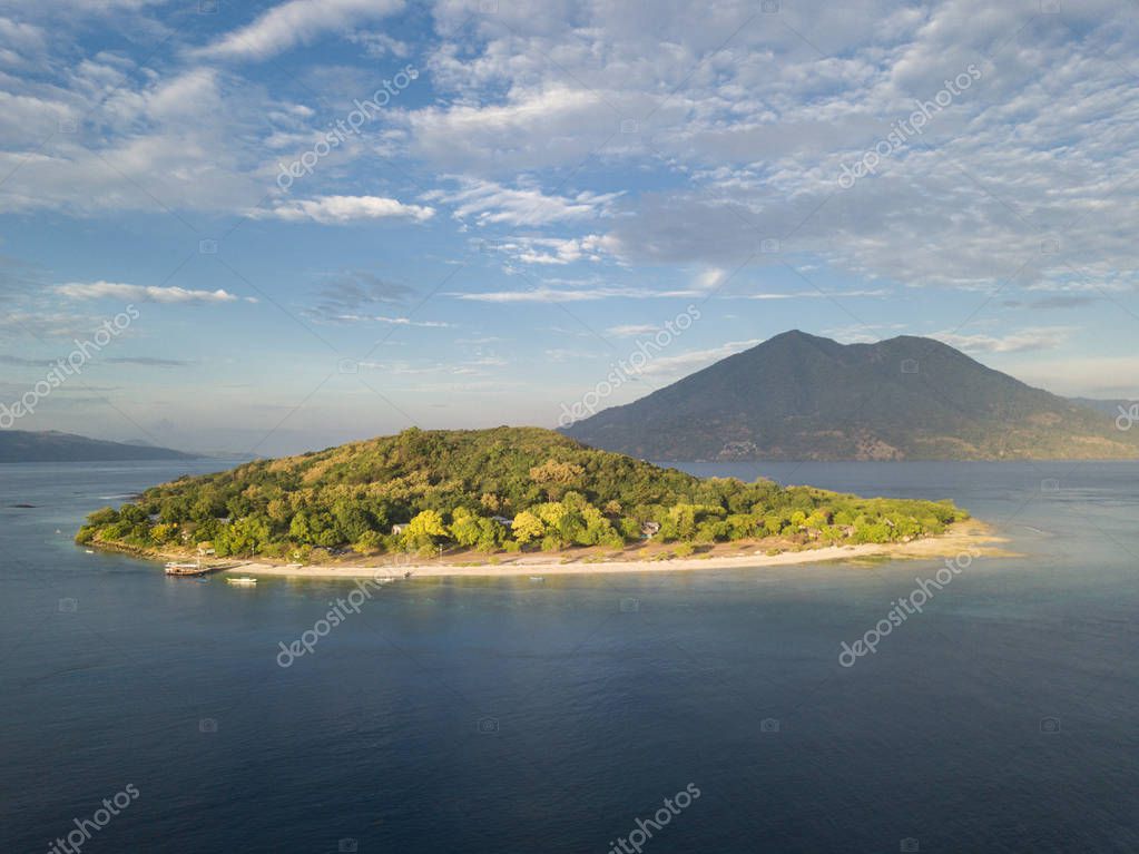 La luz de la mañana ilumina la hermosa isla de Pulau Kumba, cerca de ...