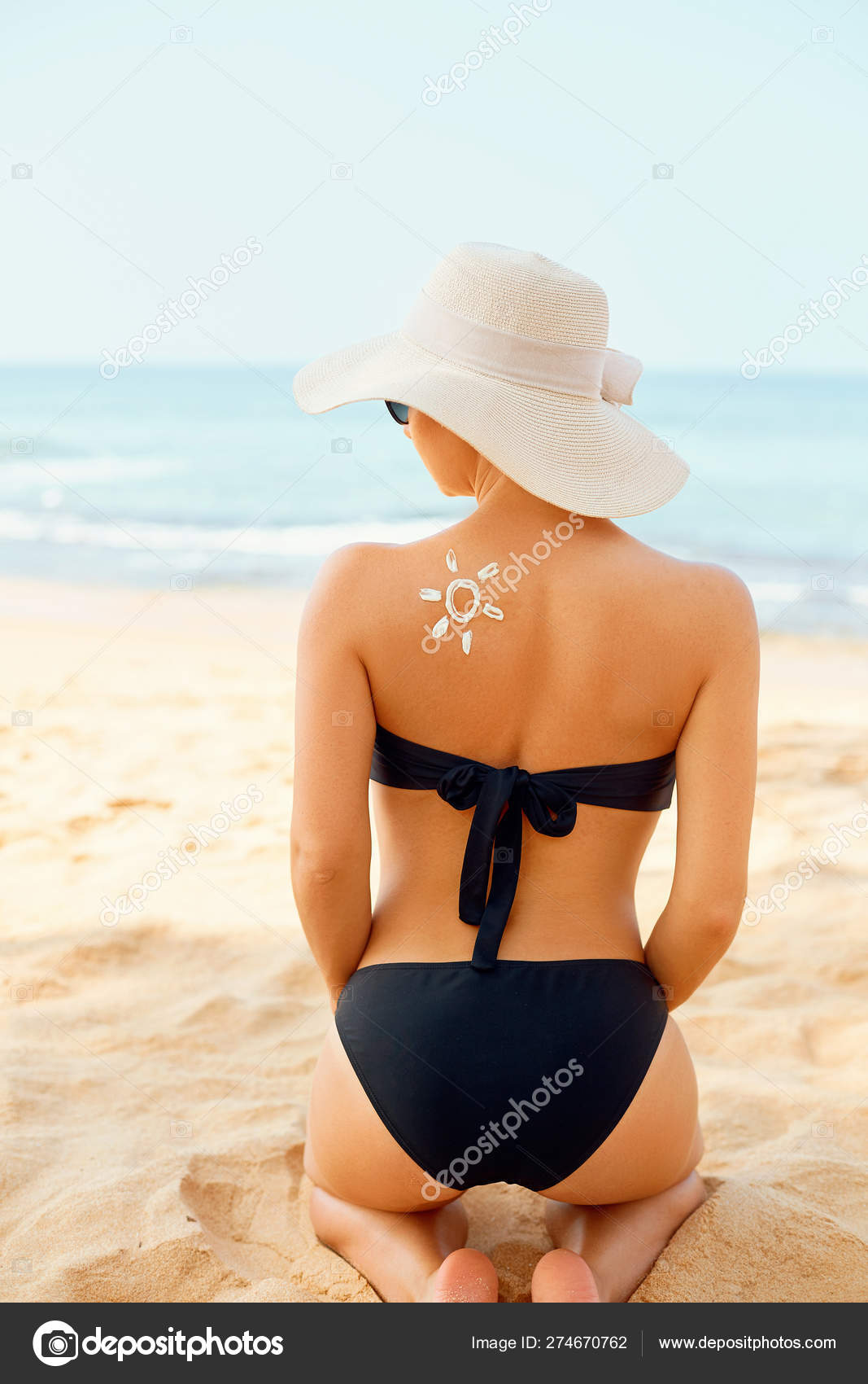 Woman Applying Sun Cream Creme Tanned Shoulder Form Sun Sun — Stock