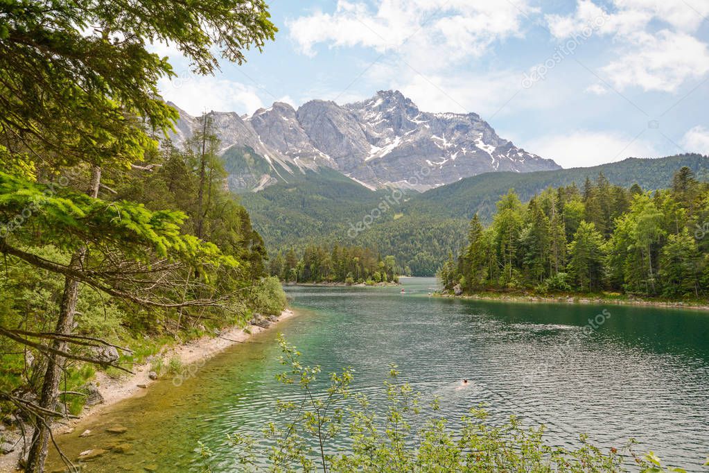 Vista al lago Eibsee y Zugspitze, la montaña más alta de Alemania en ...