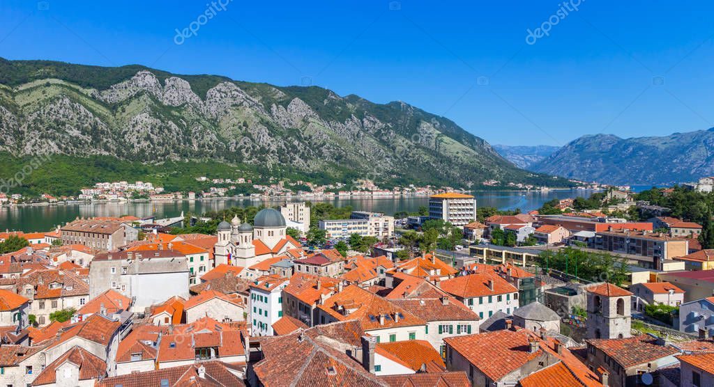 Vista panorámica desde arriba de la antigua ciudad histórica de Kotor ...