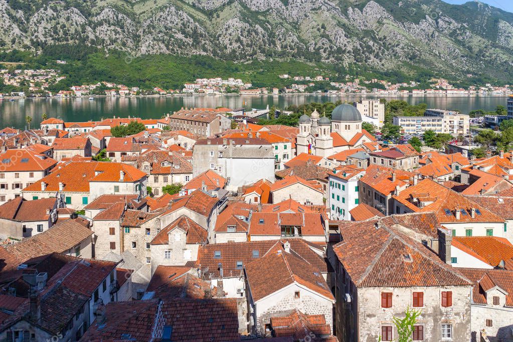 Vista desde arriba de la antigua ciudad histórica de Kotor con techos ...