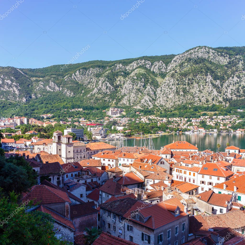Vista desde arriba de la antigua ciudad histórica de Kotor con techos ...