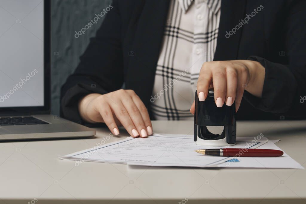 Primer plano de las mujeres notarias mano pública sellando el documento ...