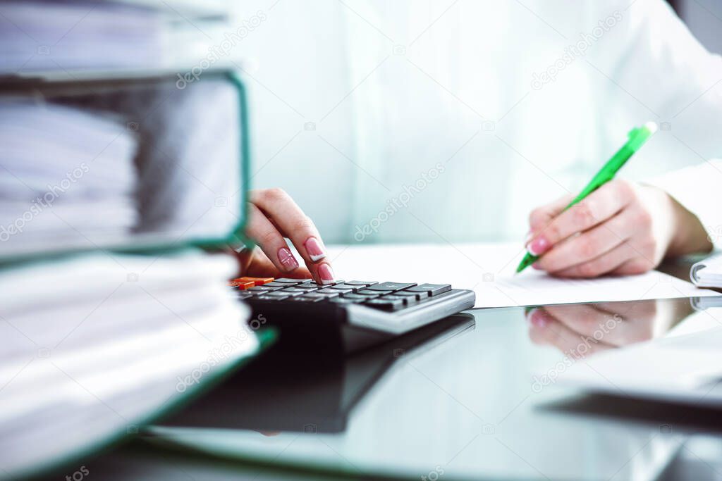 Contable o inspector financiero haciendo informe, calculando o ...