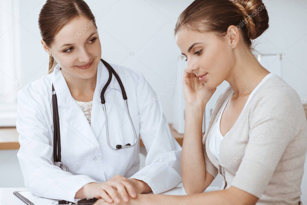 El médico y el paciente están sentados y discutiendo los resultados del ...