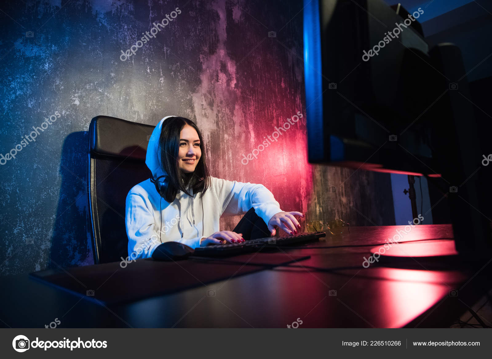 Woman hacker wearing an hood in front of computer screen — Stock Photo ...