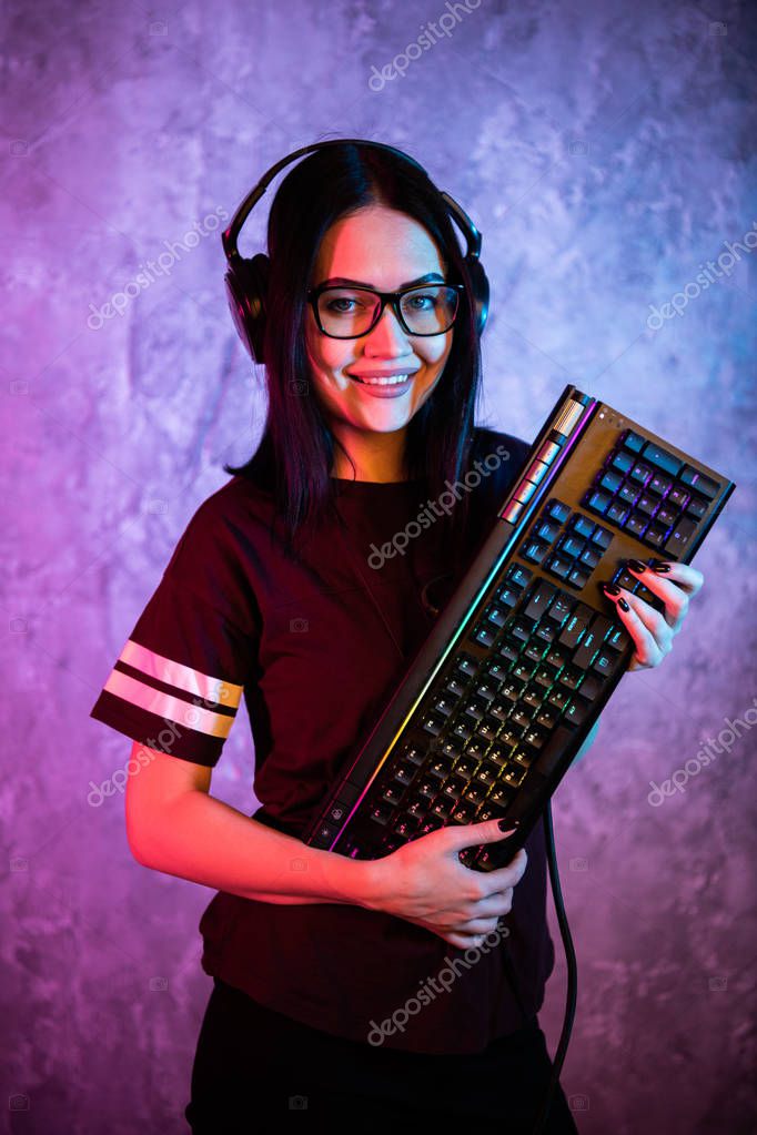 Beautiful Friendly Pro Gamer Streamer Girl posando con un teclado en ...