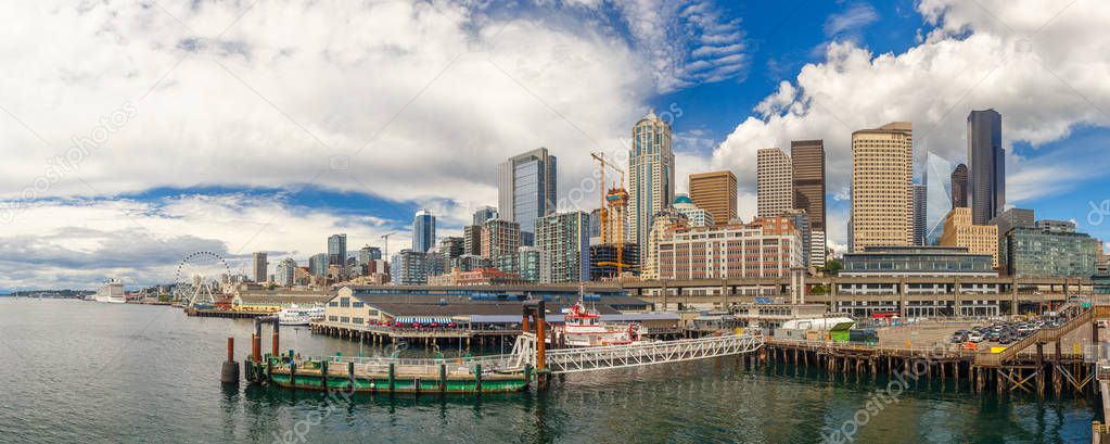 Ciudad skyline y paseo marítimo del centro de Seattle desde el ferry ...