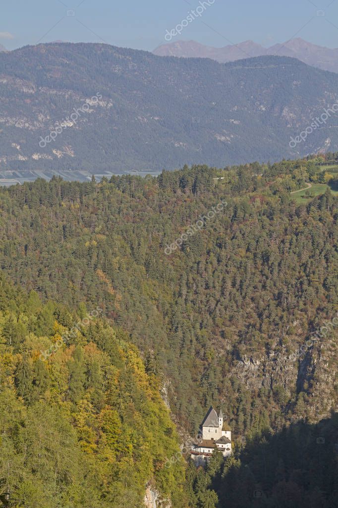 El pequeño monasterio de San Romedio se encuentra en un valle aislado ...