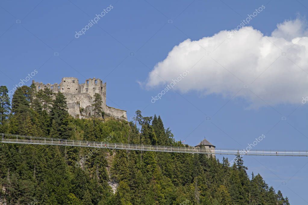 Castillo de Ehrenberg, construido en 1296 en una colina al sur de ...