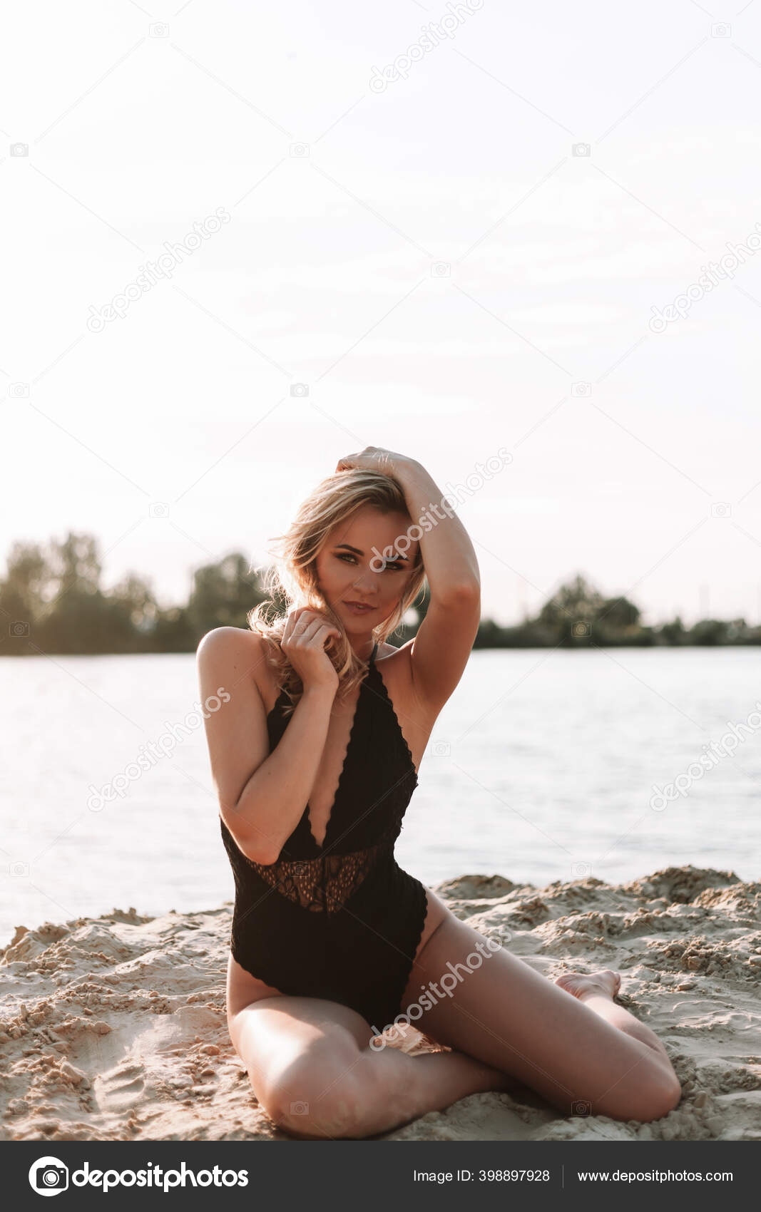 Sexy Blonde Woman Black Swimsuit Posing Beach — Stock Photo © usia90bk@gmail.com #398897928