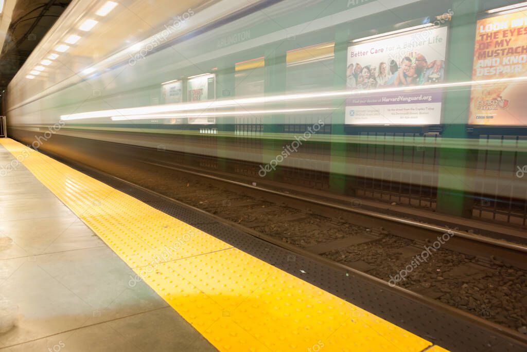 Boston USA - 13 de octubre de 2014; Plataforma con vías de ferrocarril ...