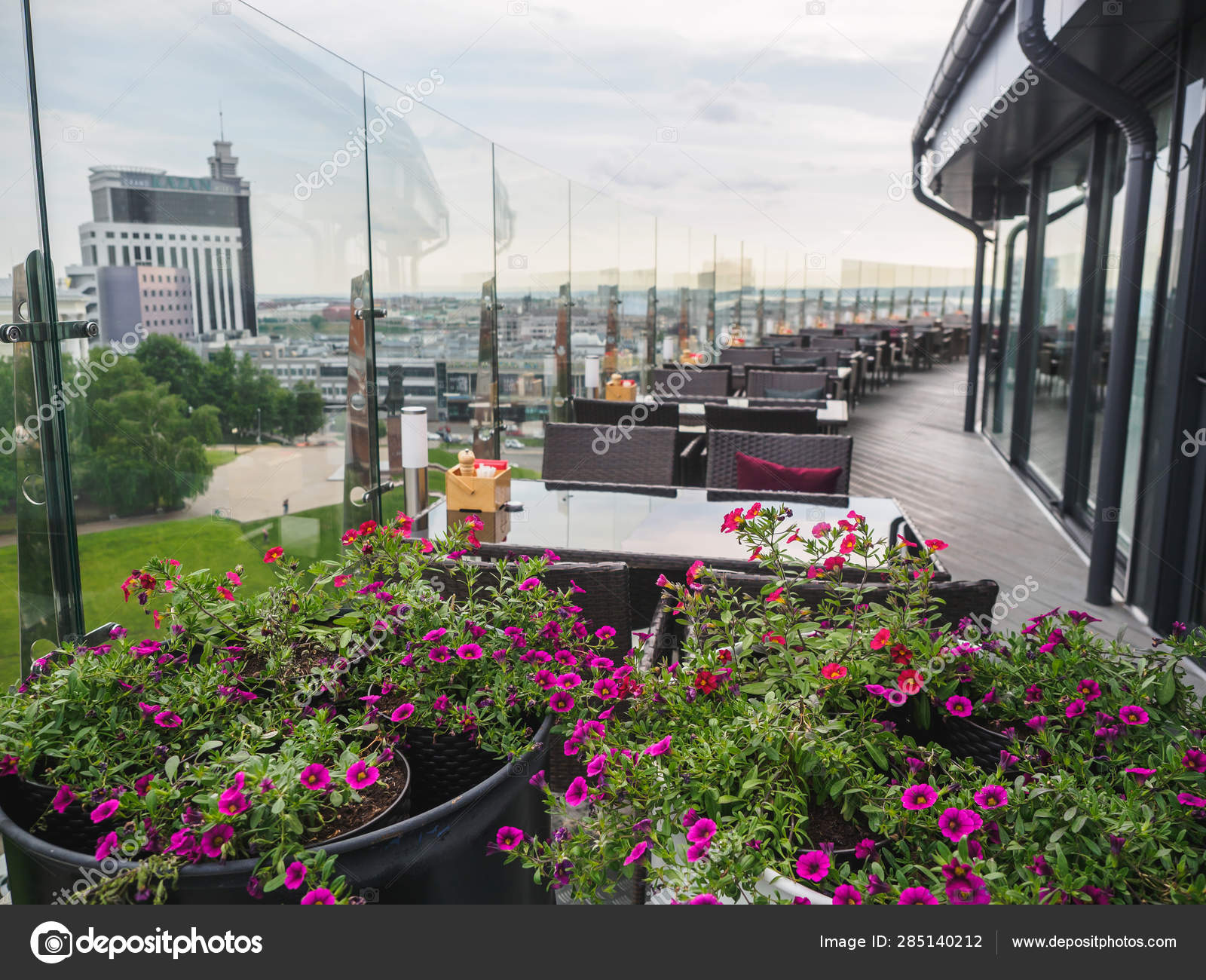 Sky cafe on the roof terrace with view of modern city — Stock Editorial ...