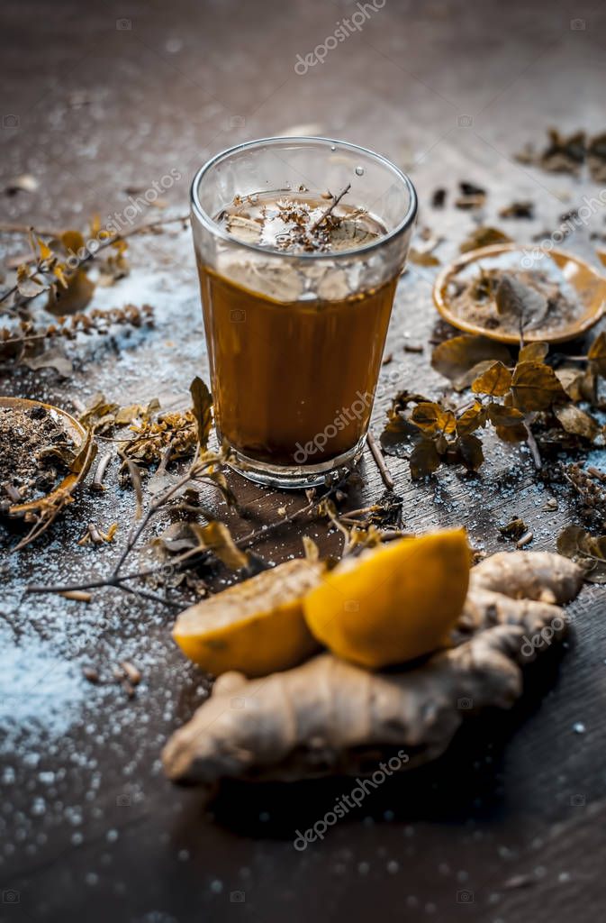 Bebida de hierbas Kashmiri Kahwa en temporada de invierno en Asia y la ...