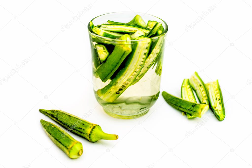 Popular bebida Okra aislado en blanco con algunas vainas de okra en el ...