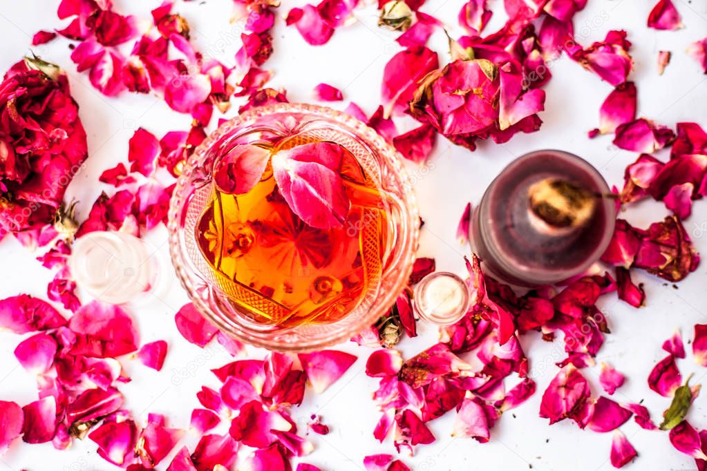 Envase facial rosa para piel seca aislada en blanco, es decir Pétalos ...