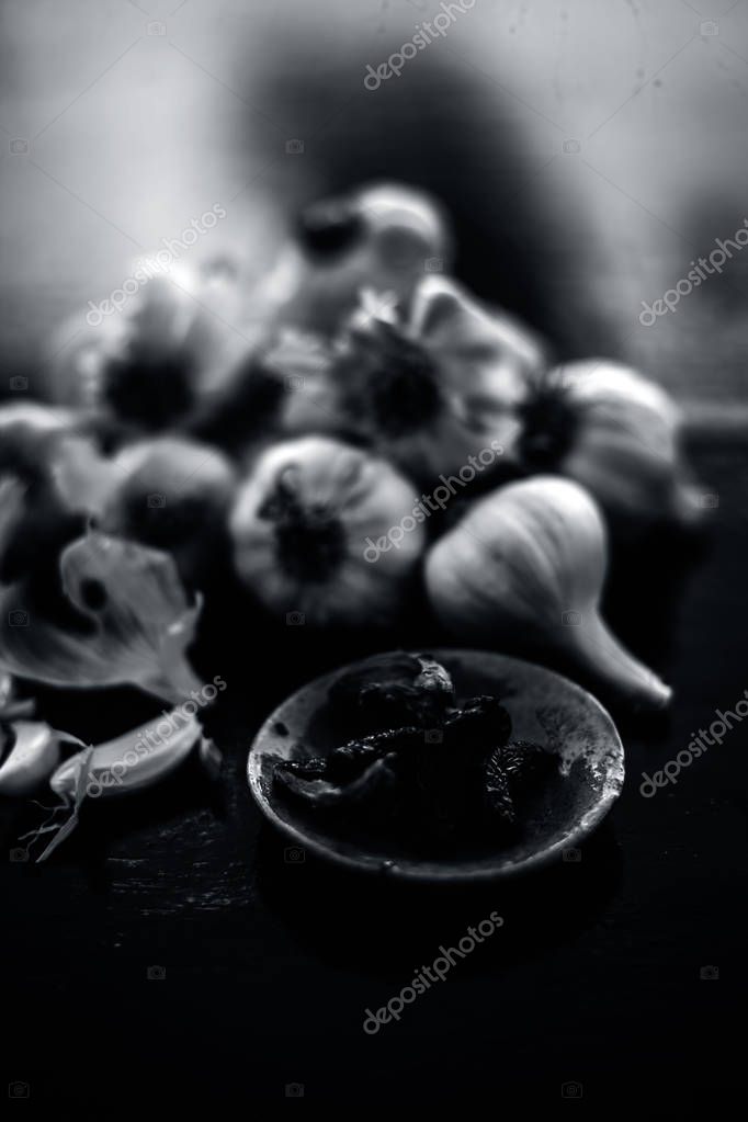 Bulbos de ajo fresco o lasun en la superficie de madera junto con ...