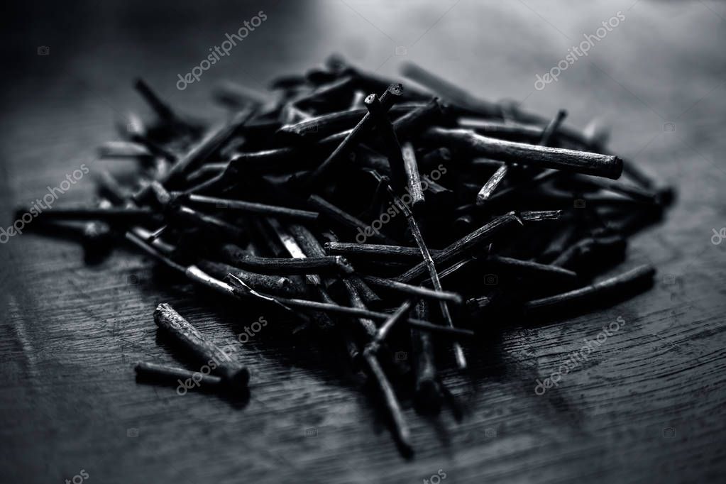 Ramo de mosto indio o raíz más loca en la superficie de madera de color ...