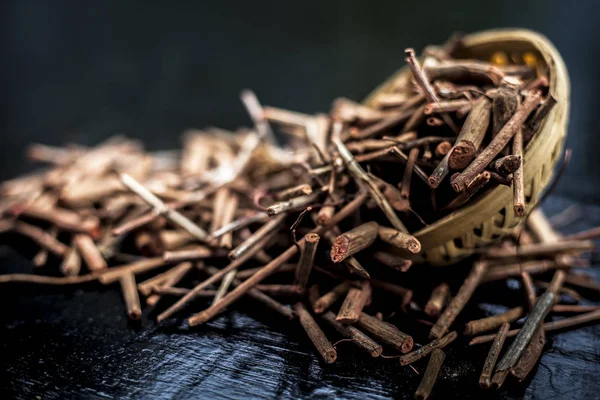 Ramo de mosto indio o raíz más loca en una canasta de color marrón en ...