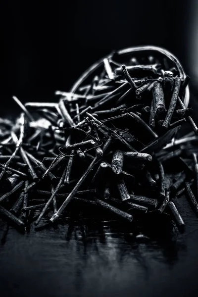 Ramo de mosto indio o raíz más loca en una canasta de color marrón en ...