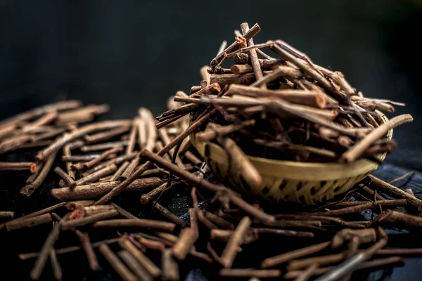 Ramo de mosto indio o raíz más loca en una canasta de color marrón en ...