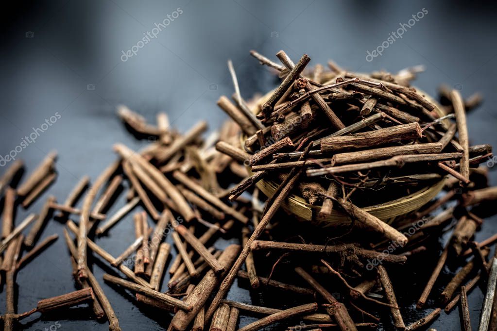 Ramo de mosto indio o raíz más loca en una canasta de color marrón en ...