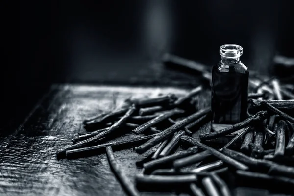 Ramo de mosto indio o raíz más loca en una canasta de color marrón en ...