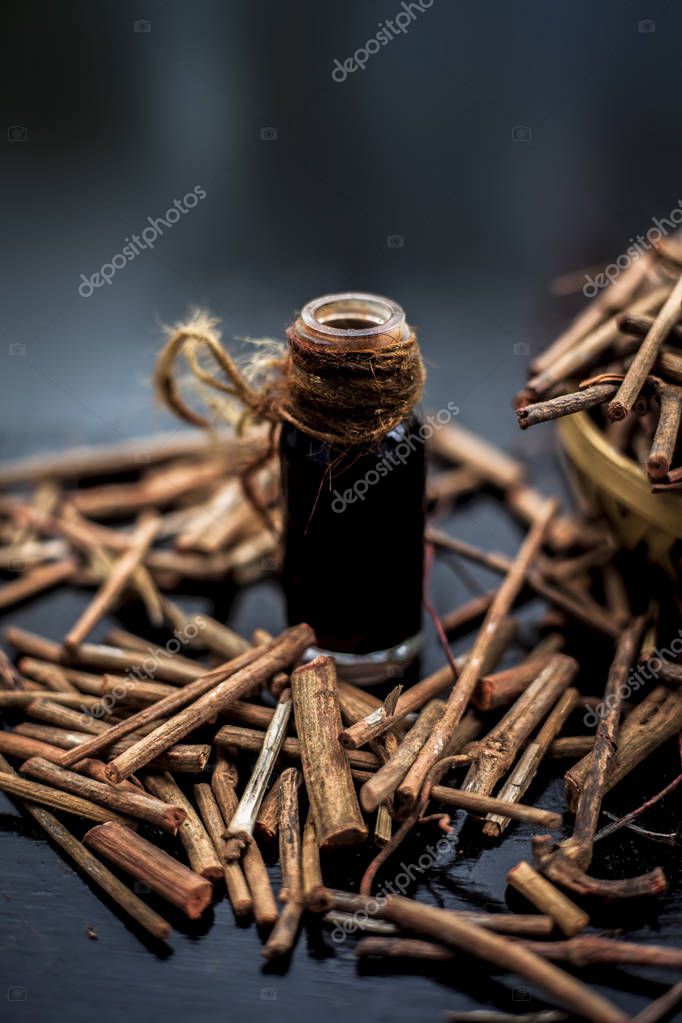 Ramo de mosto indio o raíz más loca en una canasta de color marrón en ...