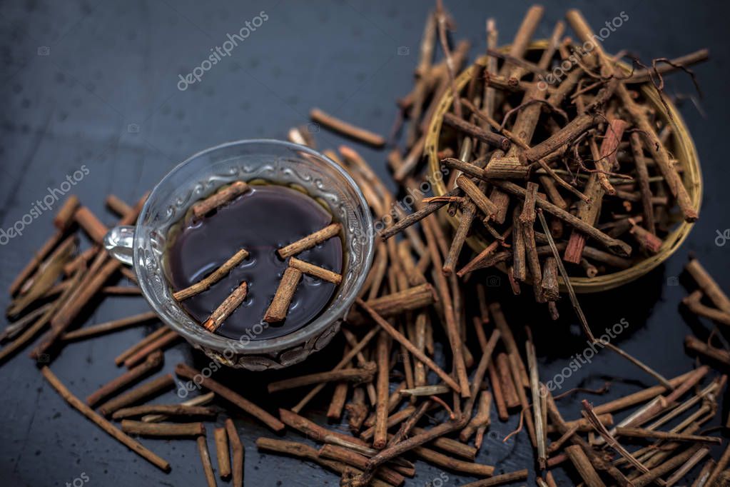 Ramo de mosto indio o raíz más loca en una canasta de color marrón en ...