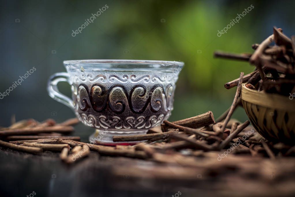 Ramo de mosto indio o raíz más loca en una canasta de color marrón en ...