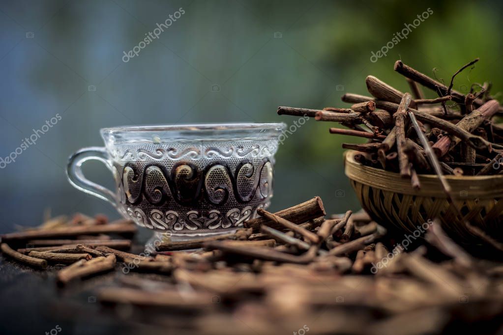 Ramo de mosto indio o raíz más loca en una canasta de color marrón en ...