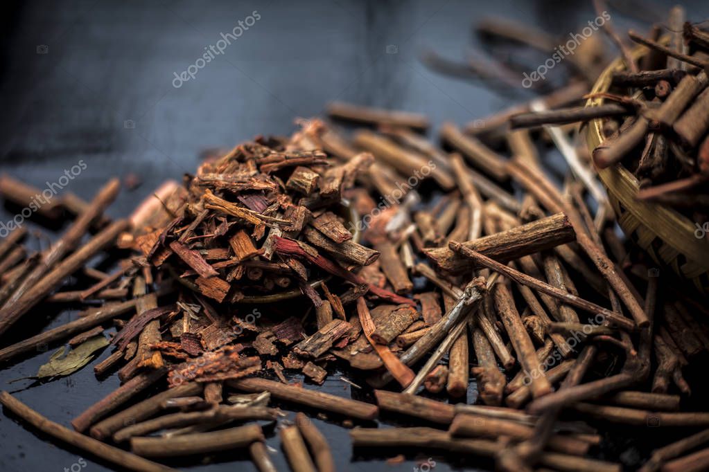 Ramo de mosto indio o raíz más loca en una canasta de color marrón en ...