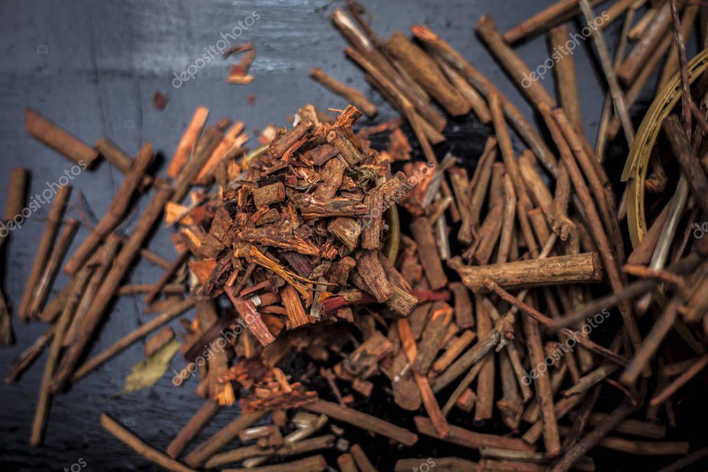 Ramo de mosto indio o raíz más loca en una canasta de color marrón en ...