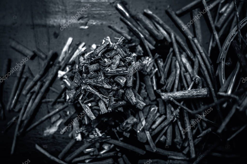 Ramo de mosto indio o raíz más loca en una canasta de color marrón en ...