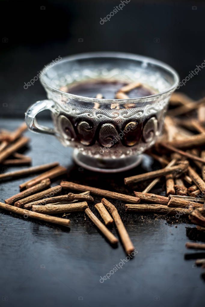 Ramo de mosto indio o raíz más loca en una canasta de color marrón en ...