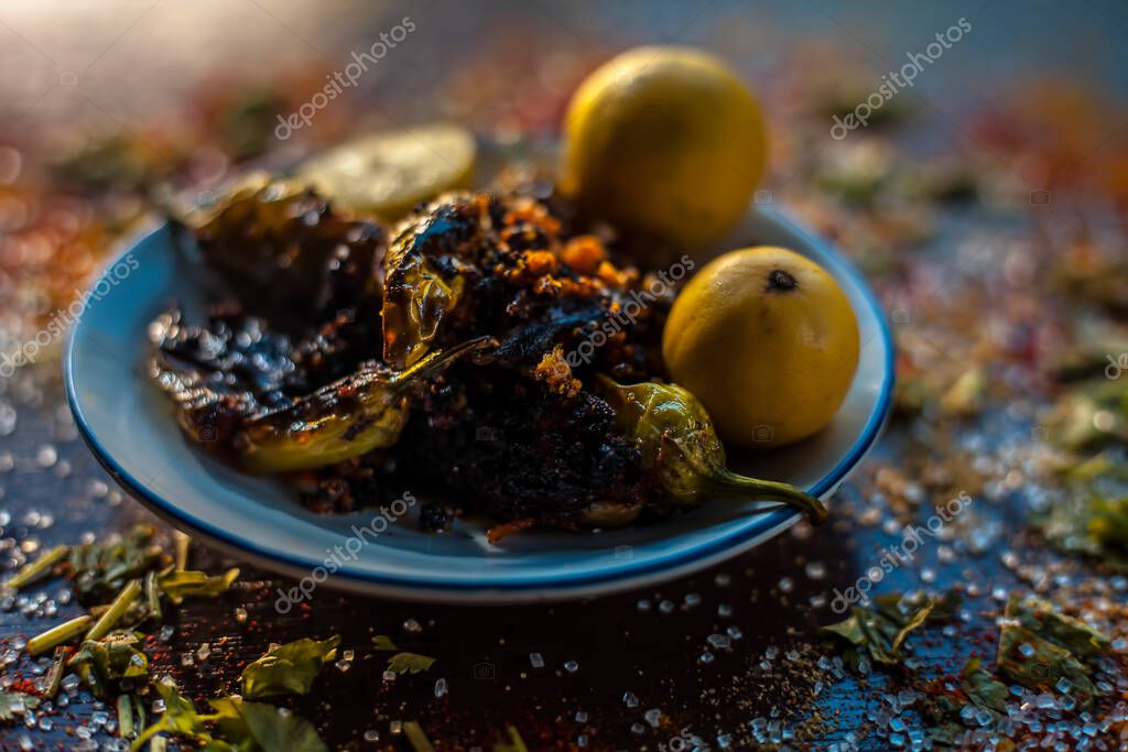 Primer plano de clásico Bharela Marcha o chiles fritos rellenos en un ...