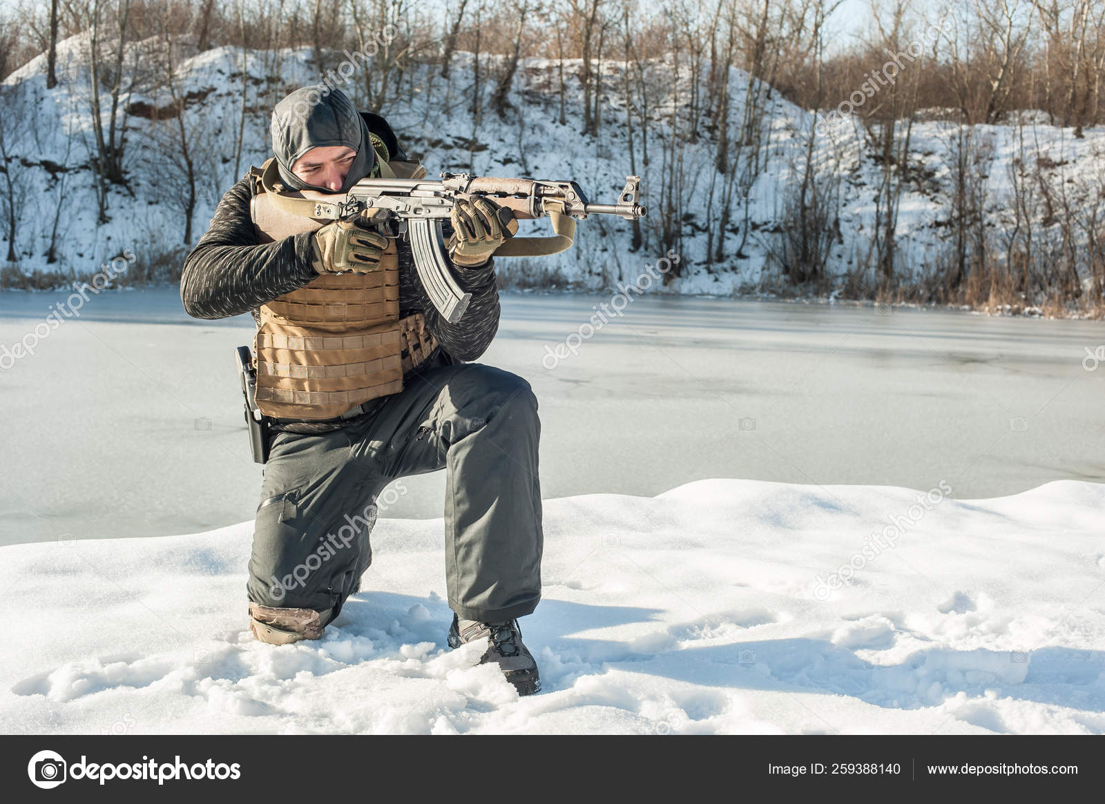 Soldado del ejército en posición de agacharse disparando desde la ...