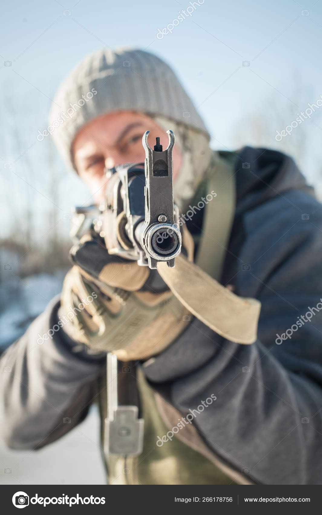 Kalashnikov rifle frente vista arma ponto. Metralhadora direta close-up ...