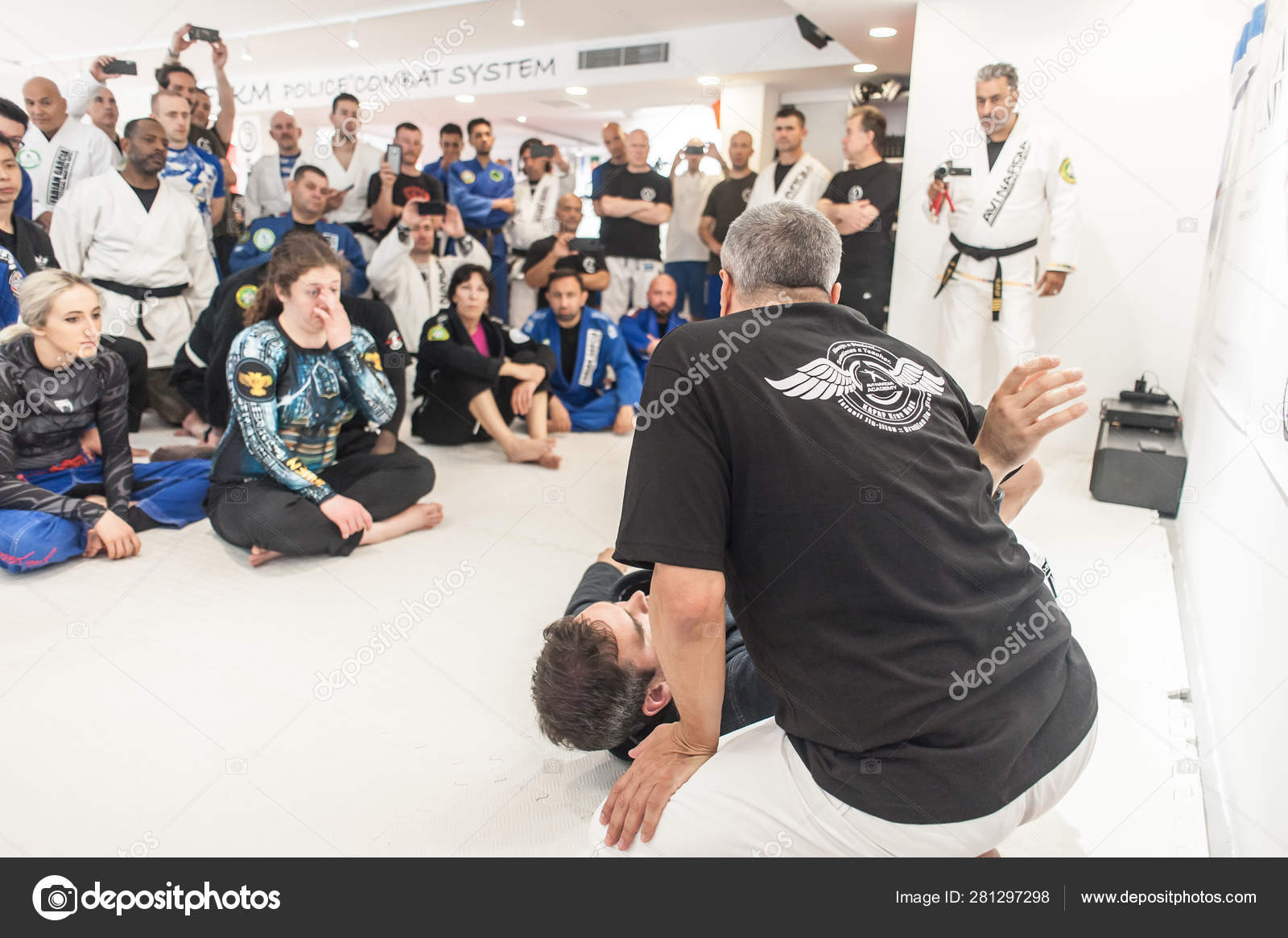 Kapap instructor Avi Nardia with large group of his students — Stock Editorial Photo © guruxox ...