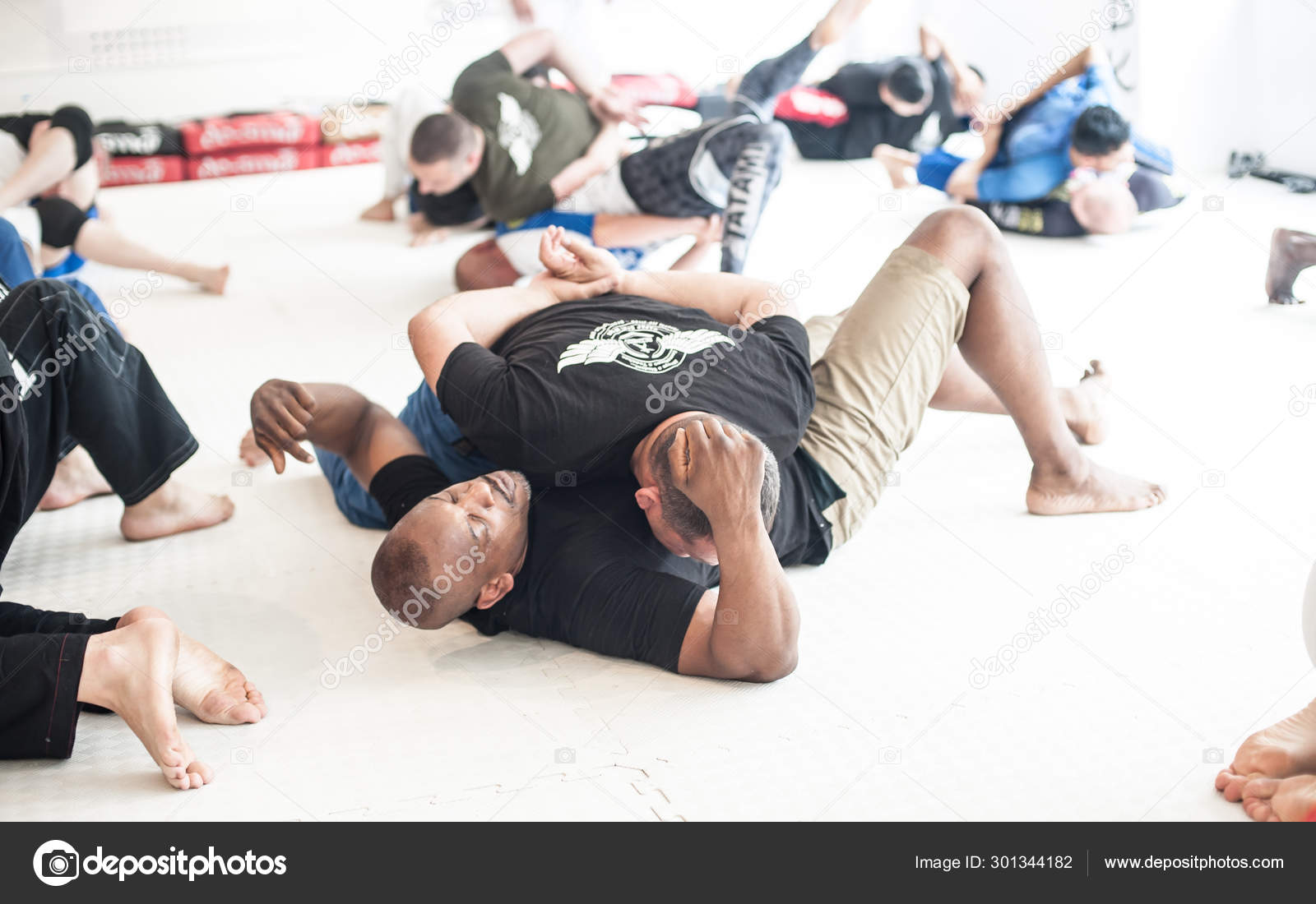 BJJ Brazilian jiu-jitsu ground fighting sparing training and ...