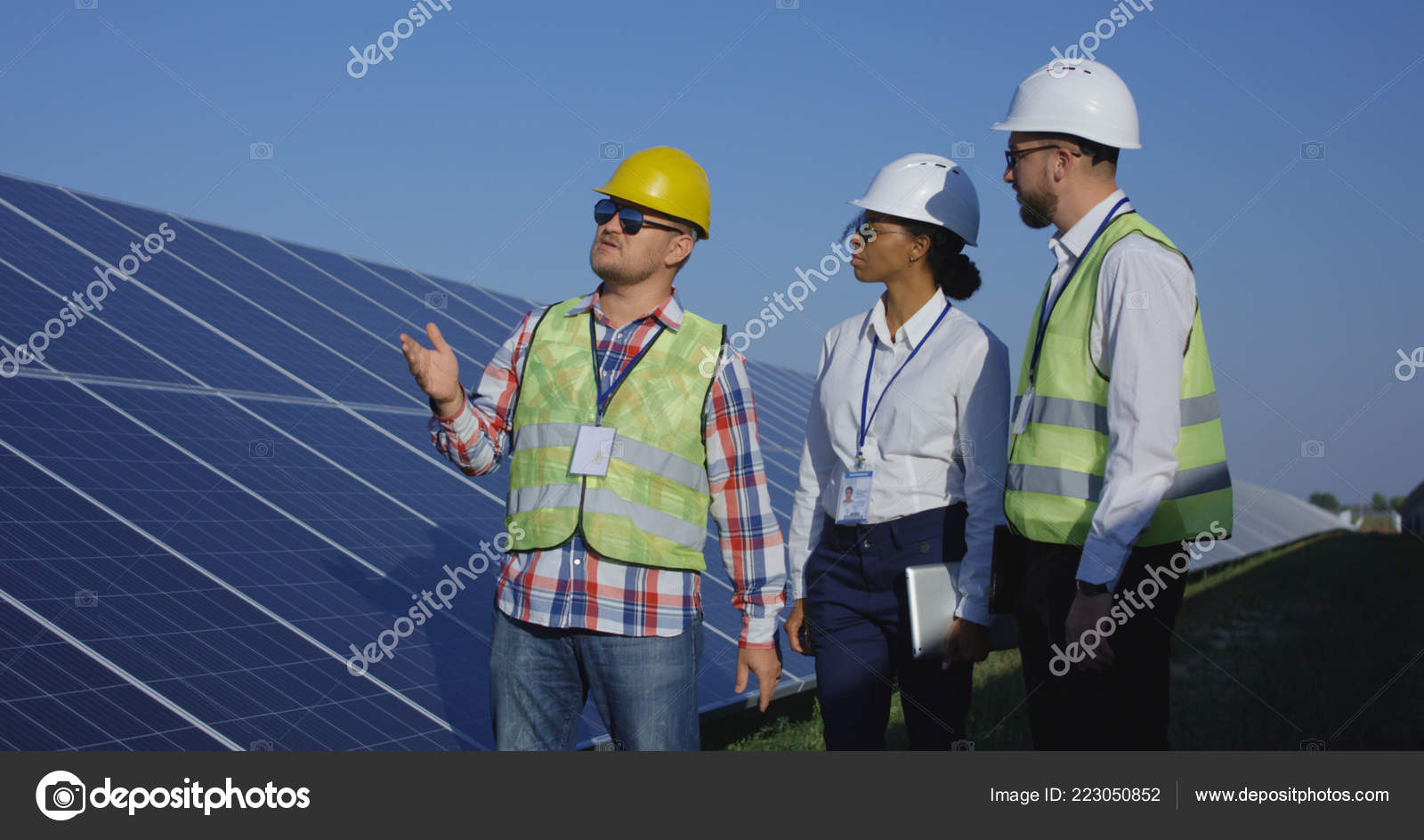 Electrical workers walking at a solar farm — Stock Photo ...