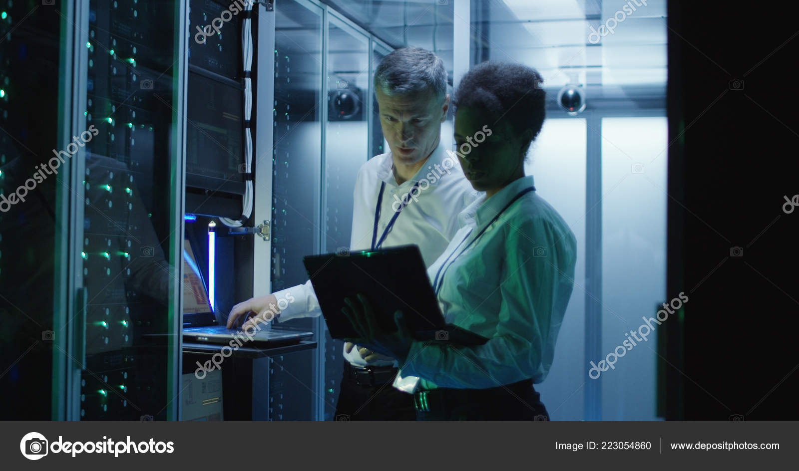 Ingenieros de coworking en centro de datos — Foto de stock ...