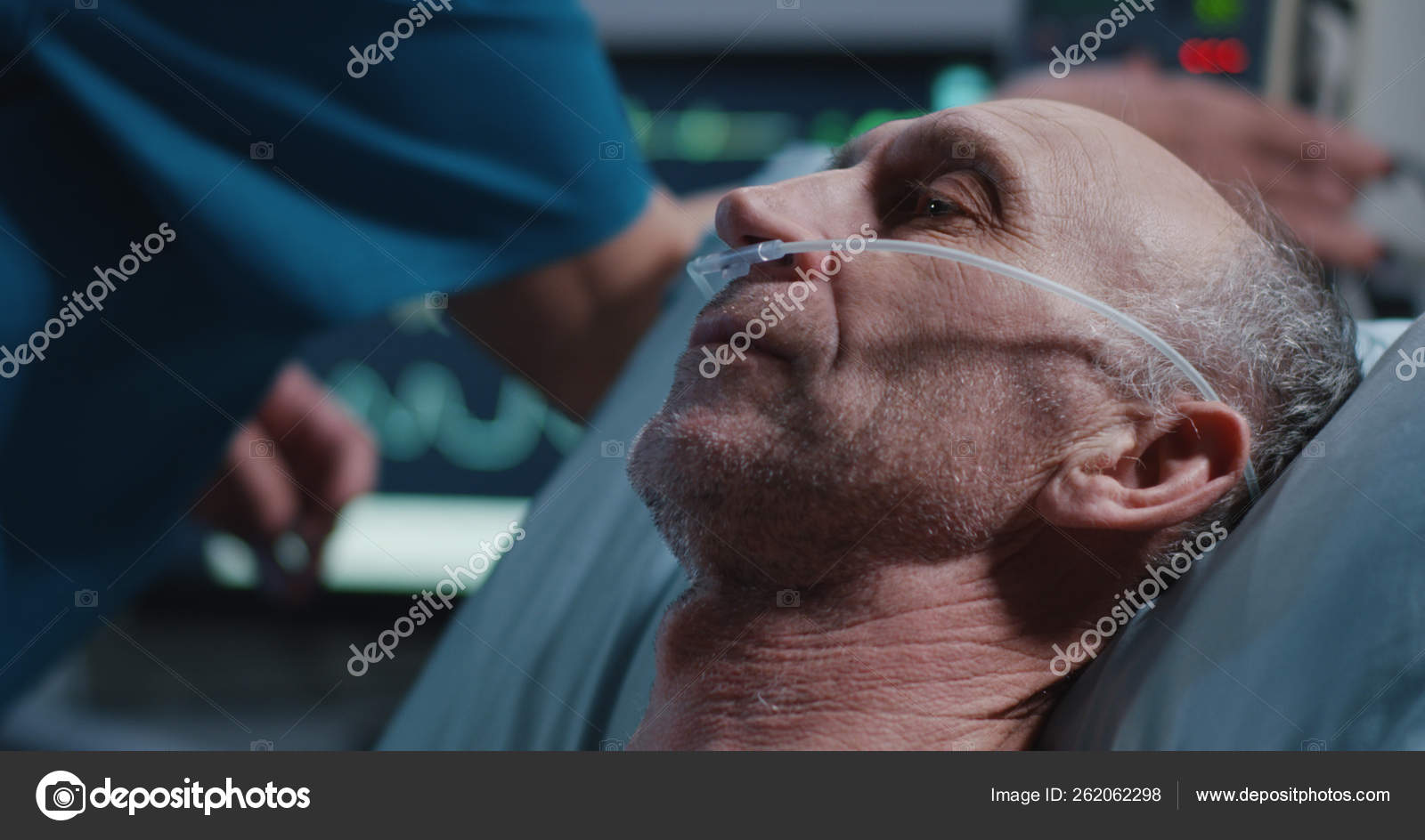 Nurse placing nasal cannula into patients nose — Stock Photo ...